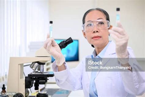 전문 노인 아시아 여성 과학자 또는 실험실에서 일하는 화학자 60 64세에 대한 스톡 사진 및 기타 이미지 60 64세 Stem 주제 개발 Istock