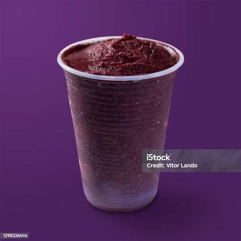 오트밀 플레이크 레이어가 있는 플라스틱 컵에 브라질 냉동 아카이 베리 아이스크림 보라색 배경에 격리 여름 메뉴 전면 보기 아사이에 대한 스톡 사진 및 기타 이미지 Istock