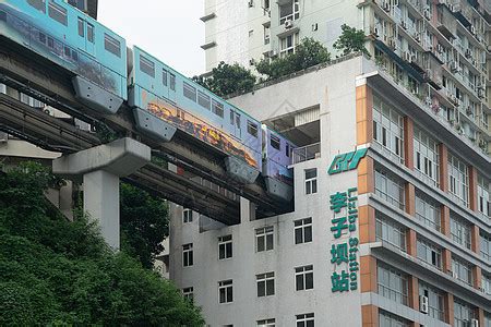 重庆李子坝轻轨穿楼瞬间高清图片下载 正版图片501659175 摄图网