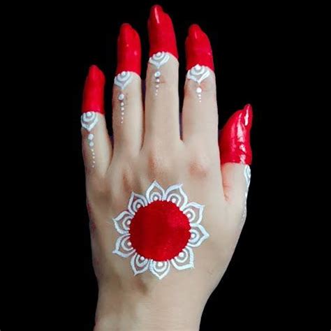 Alta Design सेलेब्स की तरह आप भी हाथों में लगाएं ये हाफ और फूल मून आलता सुंदर नजर आएंगे हाथ