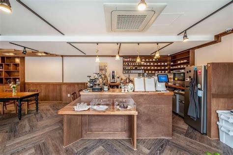 화이트and우드 빈티지 스타일의 15평 북카페 인테리어 견적 인테리어 빈티지 세라믹