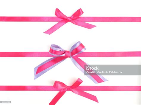 3 핑크 새틴 리본 흰색 바탕에 활 핑크와 라일락 리본 2 개 중 1 개의 활 0명에 대한 스톡 사진 및 기타 이미지 0명 3가지 개체 개념 Istock