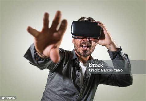 젊은 행복 하 고 흥분 된 남자 착용 가상 현실 Vr 고글 헤드셋 실험 3d 환상 재생 비디오 게임 감동 환상 환경 놀란 스튜디오 배경에 고립 30 39세에 대한 스톡 사진