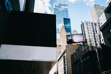 도심의 현대 적 건물의 외관에 광고 또는 상업 정보 라이트 박스에 대한 홍보 모형 도시의 비즈니스 지구에 마천루 외관에 복사 공간이있는 빈 광고판 간판에 대한 스톡 사진 및