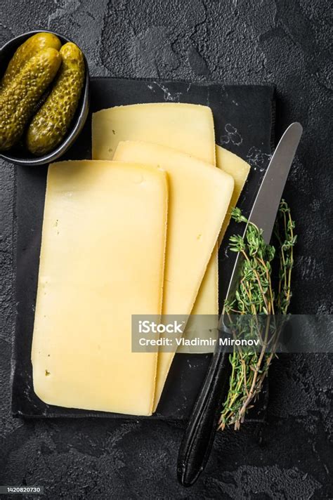 대리석 보드에 신선한 조리되지 않은 라클렛 스위스 치즈 조각 검은 색 배경 위쪽 보기 감자 요리에 대한 스톡 사진 및 기타 이미지 감자 요리 건강한 식생활 검은색