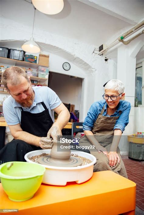 도자기 수업에서 교사와 바퀴에 점토를 회전 하는 수석 여자 2명에 대한 스톡 사진 및 기타 이미지 2명 공예 교사 교육