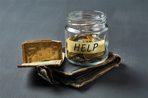 동전과 지폐 1 달러의 항아리 근처 오래된 폭행 지갑 콘크리트 책상에 비문 도움 0명에 대한 스톡 사진 및 기타 이미지 0명 가죽 개념 Istock