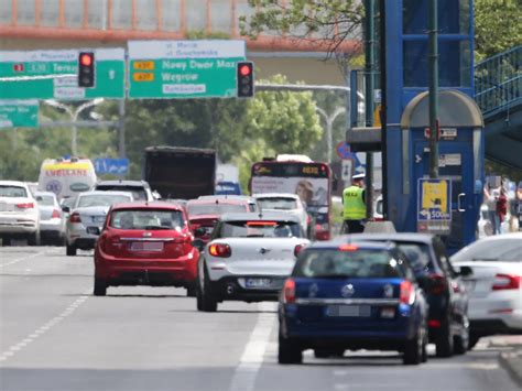 Drogówka Czai Się Na Kierowców Przy Ostrobramskiej Kryje Się Za Windą Warszawa Super Express