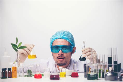 미친 과학자는 소 름 얼굴 감정 흰색 배경에 고립 된 실험을 하 고 다른 튜브를 튜브에서 액체를 따른다 발명가에 대한 스톡 사진 및 기타 이미지 Istock