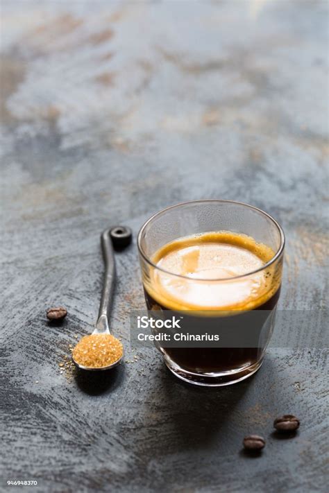소박한 어두운 배경에 두꺼운 황금 거품 거품과 신선한 커피의 유리 컵 갈색에 대한 스톡 사진 및 기타 이미지 갈색 검은색 금색 Istock