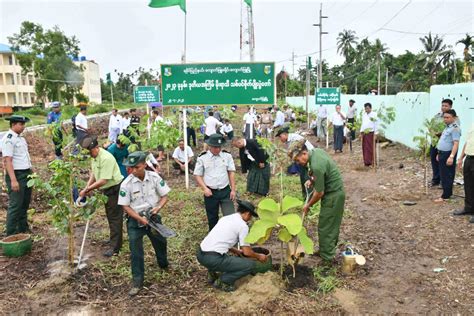 ဒုတိယဗိုလ်ချုပ်ကြီး လူအေးနှင့်တာဝန်ရှိသူများ ကျောက်ဖြူမြို့ သန့်ရှင်းသာယာလှပရေး ဌာနဆိုင်ရာများမ