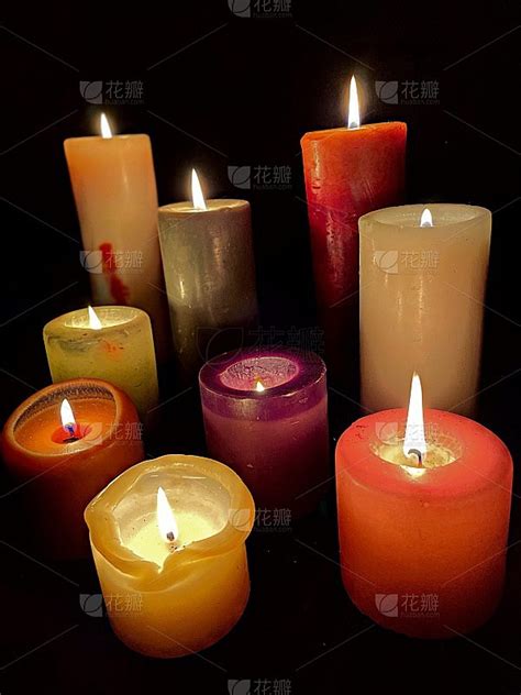 分组发光的蜡烛孤立在黑色背景 股票照片