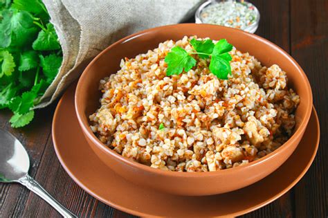 닭고기와 갈색 나무 테이블에 실 란 트로의 조각 그릇에 삶은 메 밀 갈색에 대한 스톡 사진 및 기타 이미지 갈색 건강한 식생활 고명 Istock