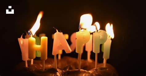 갈색 케이크에 불을 붙인 촛불 사진 Unsplash의 무료 케이크 이미지