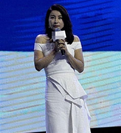 41岁郭晶晶同框37岁吴敏霞，一个大肚腩老阿姨，一个少女身材 意浏娱乐