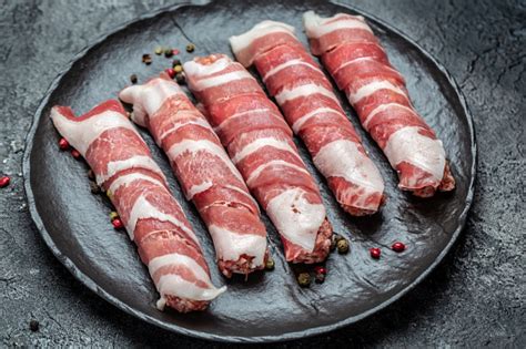 코프타 케밥 또는 체바치치 베이컨에 싸인 고기를 다진 소시지 음식 조리법 배경 클로즈업 0명에 대한 스톡 사진 및 기타 이미지