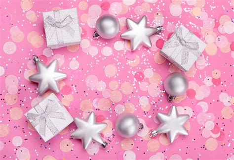 크리스마스 구성입니다 크리스마스 선물 그리고 축제 장식 핑크 파스텔 배경 평면 위치 최고 보기 복사 공간 0명에 대한 스톡 사진 및 기타 이미지 Istock