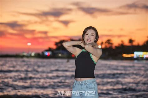 가수 이재영 저녁 노을 화보로 힐링 메세지 전해