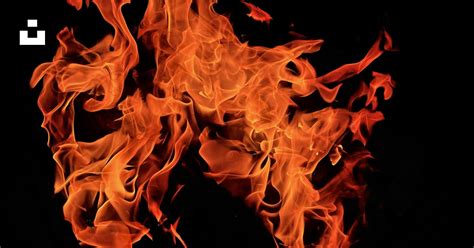 검은 배경에 주황색 불 사진 Unsplash의 무료 Fót 이미지