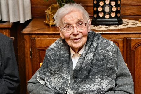 Zuster Lucia 101 Van Grauwzustergemeenschap Overleden Foto Hln Be