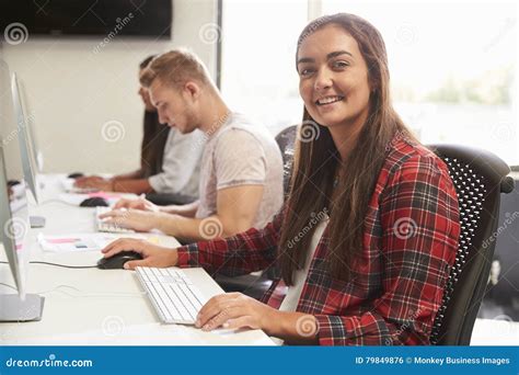 Retrato Del Estudiante Universitario De Sexo Femenino Using Online Resources Foto De Archivo