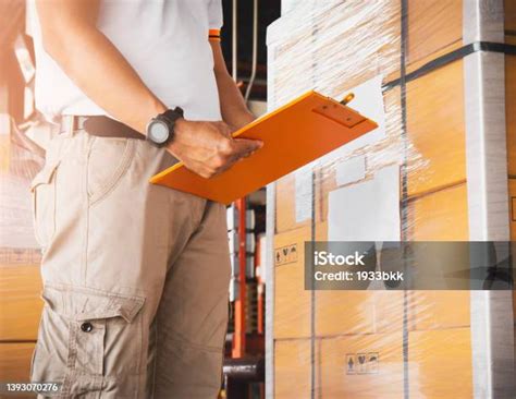 스토리지 웨어하우스에서 재고 관리를 수행하는 클립보드를 들고 있는 작업자 화물 공급망 선적 포장 상자 운송 창고 물류 고객에 대한 스톡 사진 및 기타 이미지 Istock