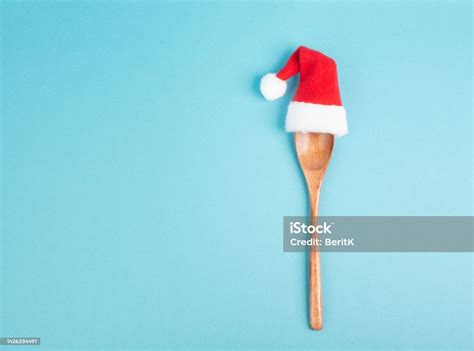 나무 숟가락과 빨간 산타 클로스 모자가있는 빈 종이 크리스마스 인사말 카드 휴가를위한 조리법을위한 복사 공간 0명에 대한 스톡 사진 및 기타 이미지 Istock