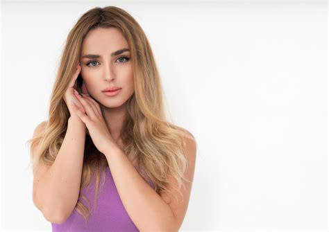 4k Stefani Pose Hands Dark Blonde Glance Hd Wallpaper Rare Gallery