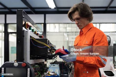 남성 전기 기술자는 건물의 전기 시스템을 점검 수리 유지 보수합니다 제어실에서 작동 전기 시스템을 사용하는 전기 계량기를