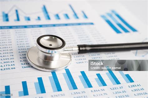 차트 및 그래프 스프레드 시트 종이 금융 계정 통계 투자 분석 연구 데이터 경제 및 비즈니스 회사 개념에 청진기 0명에 대한 스톡 사진 및 기타 이미지 Istock