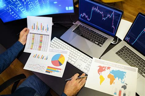 컴퓨터 및 노트북 화면에서 암호화 통화 시장 그래프를 분석하는 사업가 사무실에 대한 스톡 사진 및 기타 이미지 사무실 위험 요소 휴대용 통신 기기 Istock