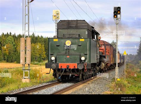 Hr1 Class Steam Locomotive Ukko Pekka 1009 Pulling Carriages Between