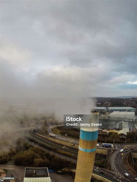 스 토크 언 트 렌트 소 각로 재활용 센터 미들 스 태 포드 셔 쓰레기 쓰레기 흡연 굴뚝 만들기 더 산업 공해와 폐기물 소 각 공장에 본사를 둔 0명에 대한 스톡 사진 및