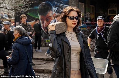 Families Fed Up With Local Drug Dealers Dig Up Entire Cobbled Street