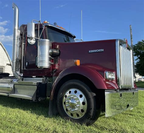 Tractor Zoom - 2023 Kenworth W900