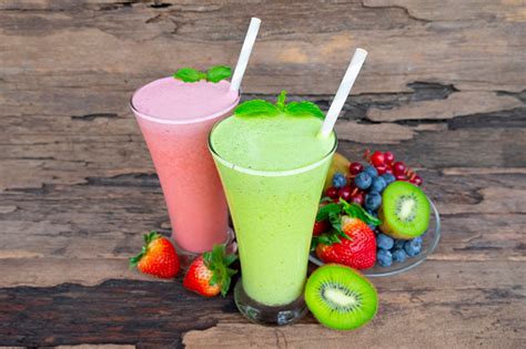 딸기와 키 위 스무디 화려한 녹색과 빨간색 주스 음료 건강 한 나무 배경에 유리 음료 에피소드 아침에 맛 있는 맛 0명에 대한 스톡 사진 및 기타 이미지 Istock