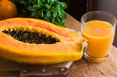 갓 유리에 파파야 주스를 만든 과일 잘라 절반 칼 창 아늑한 나무 식탁에 신선한 민트 0명에 대한 스톡 사진 및 기타 이미지 Istock