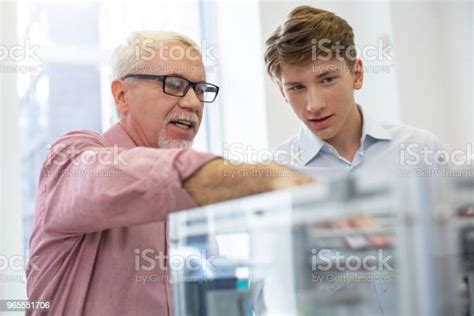 3d 프린터에 대 한 자신의 지식을 공유 하는 수석 엔지니어 3차원 인쇄에 대한 스톡 사진 및 기타 이미지 3차원 인쇄 3