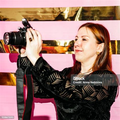 Dslr 카메라로 사진을 찍는 여성 사진작가 귀여운에 대한 스톡 사진 및 기타 이미지 귀여운 디지털 일안 반사식 카메라