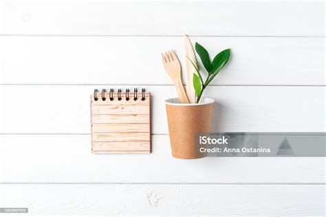 크래프트 페이퍼 노트 커피 컵 녹색 잎 새싹 및 재활용 된 칼톱 보기 플랫 레이 제로 폐기물 친환경 천연 유기 플라스틱 무료