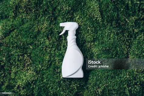 녹색 잔디 이끼 배경에 청소 제품 가정용 화학 물질 또는 액체 세탁 세제의 흰색 플라스틱 병 맨 위 보기입니다 플랫 레이 공간을