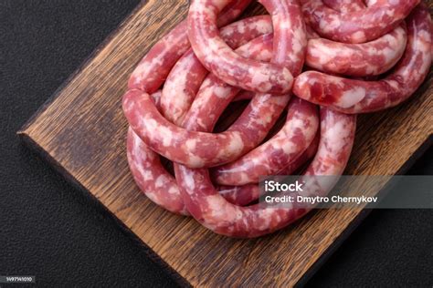 돼지고기 또는 쇠고기로 만든 생 소시지와 소금 향신료 및 허브 0명에 대한 스톡 사진 및 기타 이미지 0명 가공육 건강에 좋지 않은 음식 Istock