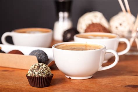 3 라 떼 컵 고 카페에서 나무 테이블에 작은 케이크 한 잔의 커피 커피 브레이크를 통해 통신 3 명에 대한 스톡 사진 및 기타 이미지 Istock