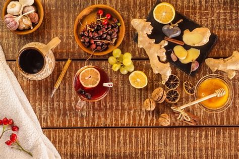 나무 배경에 허브 차 한 잔 전통 의학 독감 개념 감기와 독감에 대 한 로즈힙 차 인플루엔자 치료 독감 전염병 가을에 대한 스톡 사진 및 기타 이미지 Istock