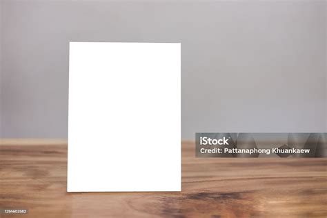 아크릴 프레임 포스터 패턴 템플릿 양식 배경 커피 숍이나 레스토랑 스탠드에서 테이블에 빈 메뉴 프레임을 모의 제품을 표시 0명에