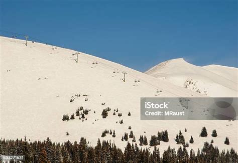 스키복 리프스 파란 하늘 아래에서 브레켄리지에 대한 스톡 사진 및 기타 이미지 브레켄리지 스키 리프트 12월 Istock