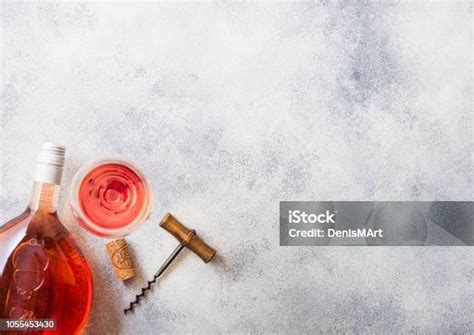 병 및 코르크와 코르크 오프너에 돌 부엌 테이블 배경으로 핑크 장미 와인 잔 최고의 볼 수 있습니다 텍스트를 위한 공간 건조한에 대한 스톡 사진 및 기타 이미지 Istock