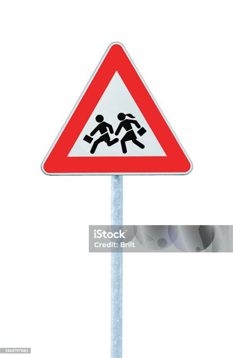 유럽 학교 얼룩말 횡단 도로 표지판 고립 된 보행자 횡단 보도 경고 경고 빨간 프레임 삼각형 검은 색 어린이 실루엣 그림 흰색 배경 회색 기둥 포스트 길가 교통 안전 개념