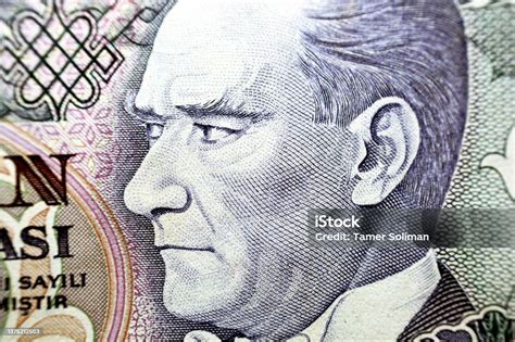 1989년 터키 중앙은행이 발행한 10000만 터키 리라 지폐 통화연도의 외반쪽에서 나온 무스타파 케말 아타튀르크 대통령 1970년에 대한 스톡 사진 및 기타 이미지