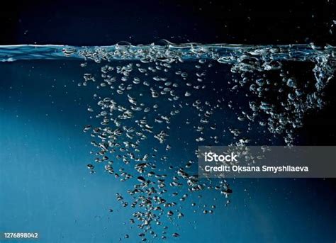 깨끗한 푸른 물을 닫고 흰색 배경에 고립 된 공기 거품으로 튀깁니다 다이어트 건강 및 자연 개념 공간을 복사합니다 광물질에 대한 스톡 사진 및 기타 이미지 Istock